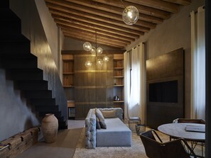 Suite Premium | Sala de estar | Televisor plasma de 45 polegadas com canais via satélite