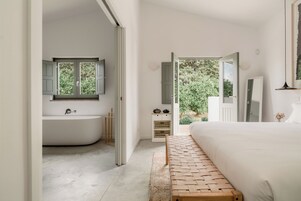 Three Bedroom Villa with Private Pool | Casa de banho | Um secador de cabelo, roupões, toalhas fornecidas, sabão 