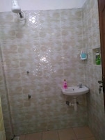 Estúdio Comfort | Casa de banho | Um polibã, um chuveiro fixo, artigos de higiene pessoal grátis, um bidé 