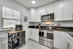 Um micro-ondas, um forno, uma placa de cozinha 