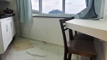 Um frigorífico, um micro-ondas, uma placa de cozinha