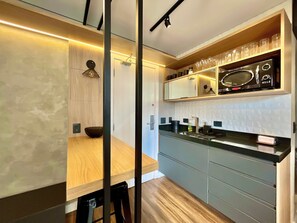 Quarto quádruplo superluxo | Cozinha privada | Frigobar, micro-ondas, produtos de limpeza, toalhas de papel