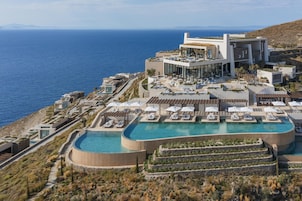 Piscina interna, 3 piscinas externas, guarda-sóis, espreguiçadeiras