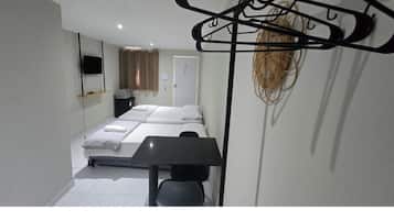 Quarto triplo standard | 1 quarto, espaço de trabalho para notebook, Wi-Fi de cortesia