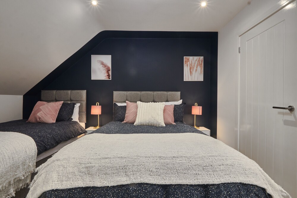 Luxury 4 Bedroom House With 2.5 Bathrooms. - Leeds