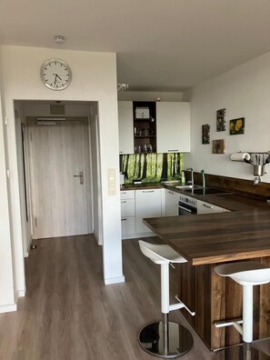 Condo | Cozinha privada | Geladeira, cooktop, chaleira elétrica, torradeira