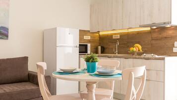 Apartamento clássico | Cozinha privada | Geladeira grande, micro-ondas, cooktop, máquina de café expresso