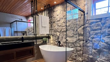 CASA VERMELHA E AZUL COMPLETA 1 SUITE | Casa de banho | Um secador de cabelo, toalhas fornecidas