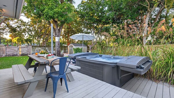 Hot Tub, Firepit, Deck | 10mins To Beach | Middle Terrace Cottage By Avantstay - Sunrise, FL