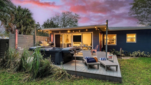 Hot Tub, Firepit, Deck | 10mins To Beach | Middle Terrace Cottage By Avantstay - Fort Lauderdale, FL