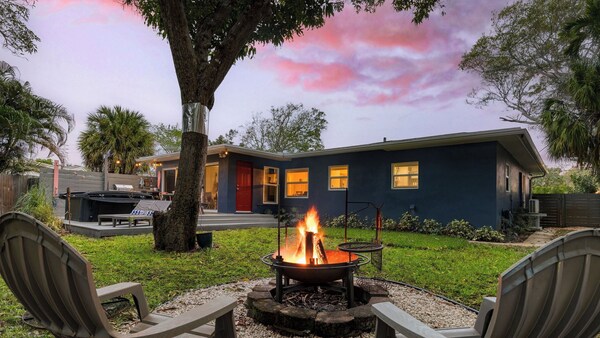 Hot Tub, Firepit, Deck | 10mins To Beach | Middle Terrace Cottage By Avantstay - Sunrise, FL