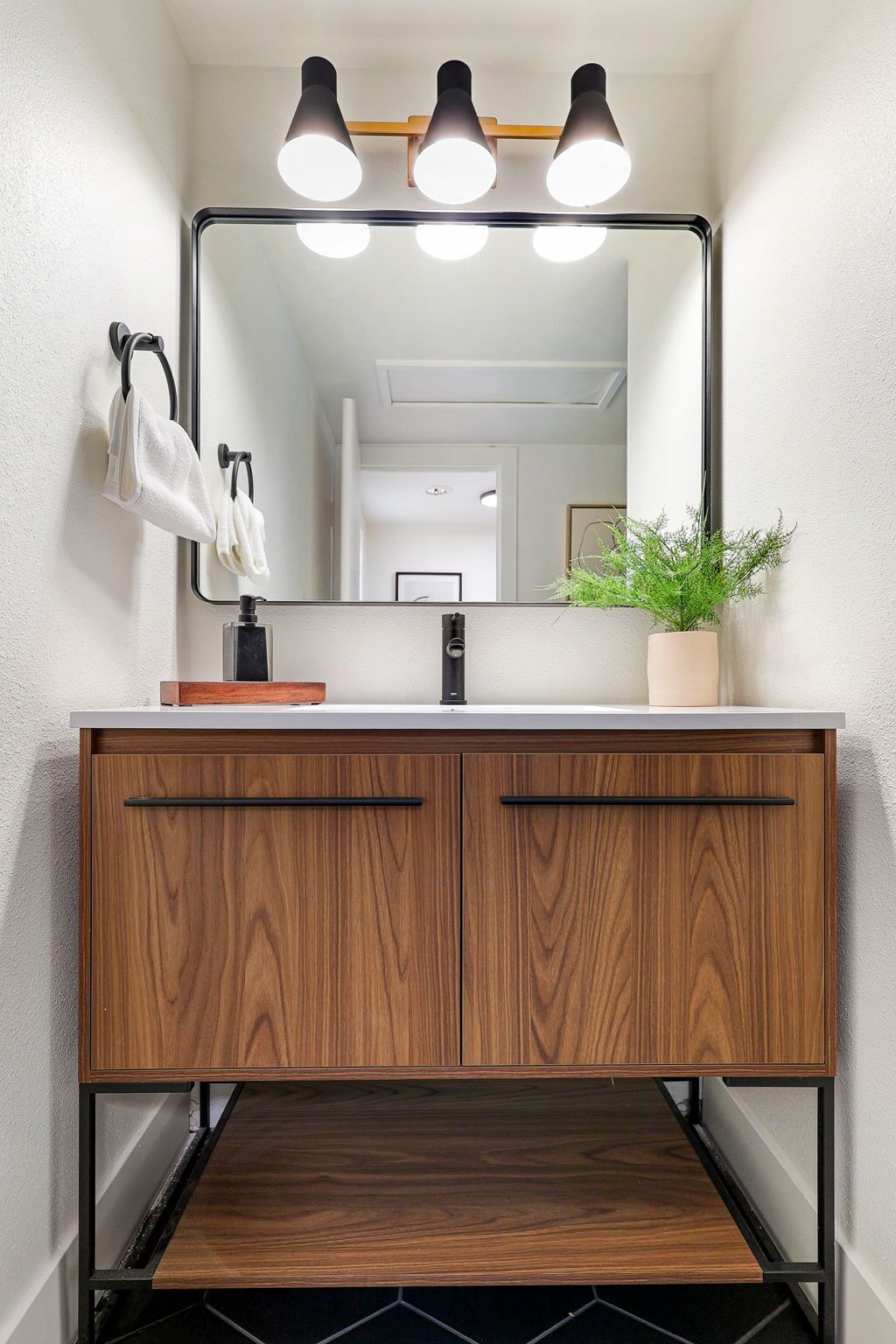 Cave Springs Resort Hotel Room 3 (Visit Mt Shasta) - McCloud, CA