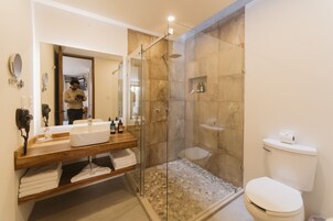 Suite Deluxe | Casa de banho | Um polibã, um secador de cabelo, roupões, toalhas fornecidas