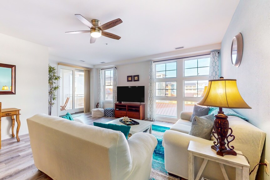 Sunlit Single-level Condo With Pool, Washer/dryer, Central Ac, & Balcony - Sandbridge Beach, VA