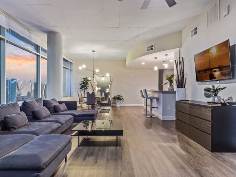 Spacious 4 Bd/2bath 2100 Sq Ft Downtown Condo - Winter Park, FL