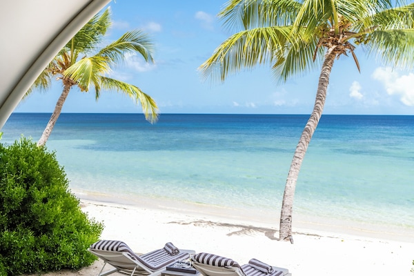 Suíte júnior, de frente para a praia | Escrivaninha, espaço de trabalho para notebook