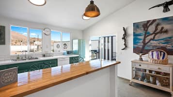 Casa Design | Cozinha privada | Um frigorífico/congelador grande, um micro-ondas, um forno