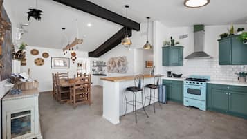 Casa Design | Cozinha privada | Um frigorífico/congelador grande, um micro-ondas, um forno