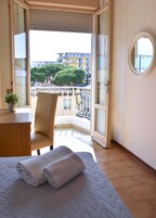 Quarto solteiro, sacada, vista parcial para o mar | Wi-Fi de cortesia, roupa de cama