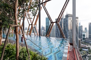 Piscina exterior, espreguiçadeiras