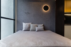 Apartamento Deluxe | Sala de estar | Televisor de ecrã plano de 50 polegadas com canais de TV premium