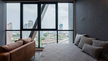 Apartamento luxo | Área de estar | TV de tela plana 50 polegadas com canais de TV premium