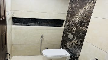 Quarto luxo | Banheiro | Chuveiro, chuveiro com efeito de chuva, produtos de toalete grátis