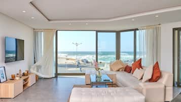 Apartamento de Luxo | Sala de estar | Smart TV de 55 cm com canais digitais, Netflix