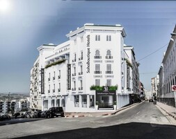 Um edifício de vários andares com a sinalização 