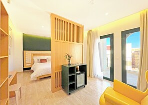 Habitación Doble con Salón | Frigobar, cofres nos quartos, escrivaninha, cortinas blackout