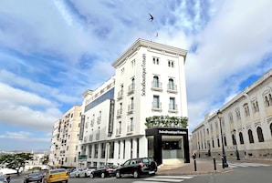 Um edifício com vários andares e uma fachada destacada com a inscrição "SohoBoutiqueTetuán".