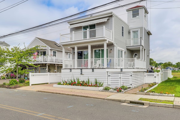 Bright Milford Beach House W/ Outdoor Shower - Long Island, NY