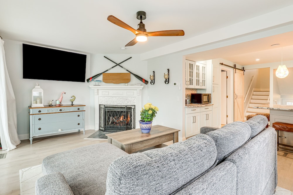 Bright Milford Beach House W/ Outdoor Shower - Milford, CT