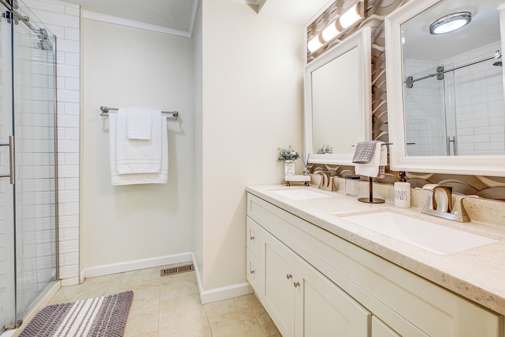 Family-friendly Home W/ Hot Tub, Near Lake George! - Lake George, NY