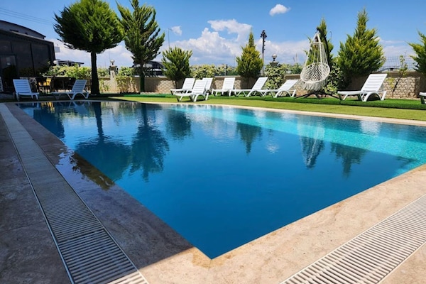 Piscina externa sazonal, funciona das 9h às 21h, guarda-sóis