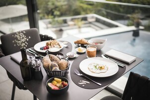 Café da manhã com buffet grátis todos os dias