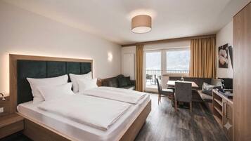 Quarto casal conforto, sacada, vista para a montanha | Roupas de cama antialérgicas, frigobar, cofres nos quartos