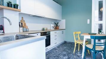 Apartamento | Cozinha privada | Geladeira grande, fogão, lava-louças, chaleira elétrica