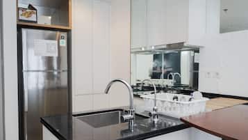 Apartamento | Cozinha privada | Geladeira grande, cooktop