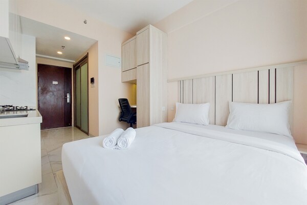 Cozy Design Studio At 21st Floor Sky House Bsd Apartment - West Java