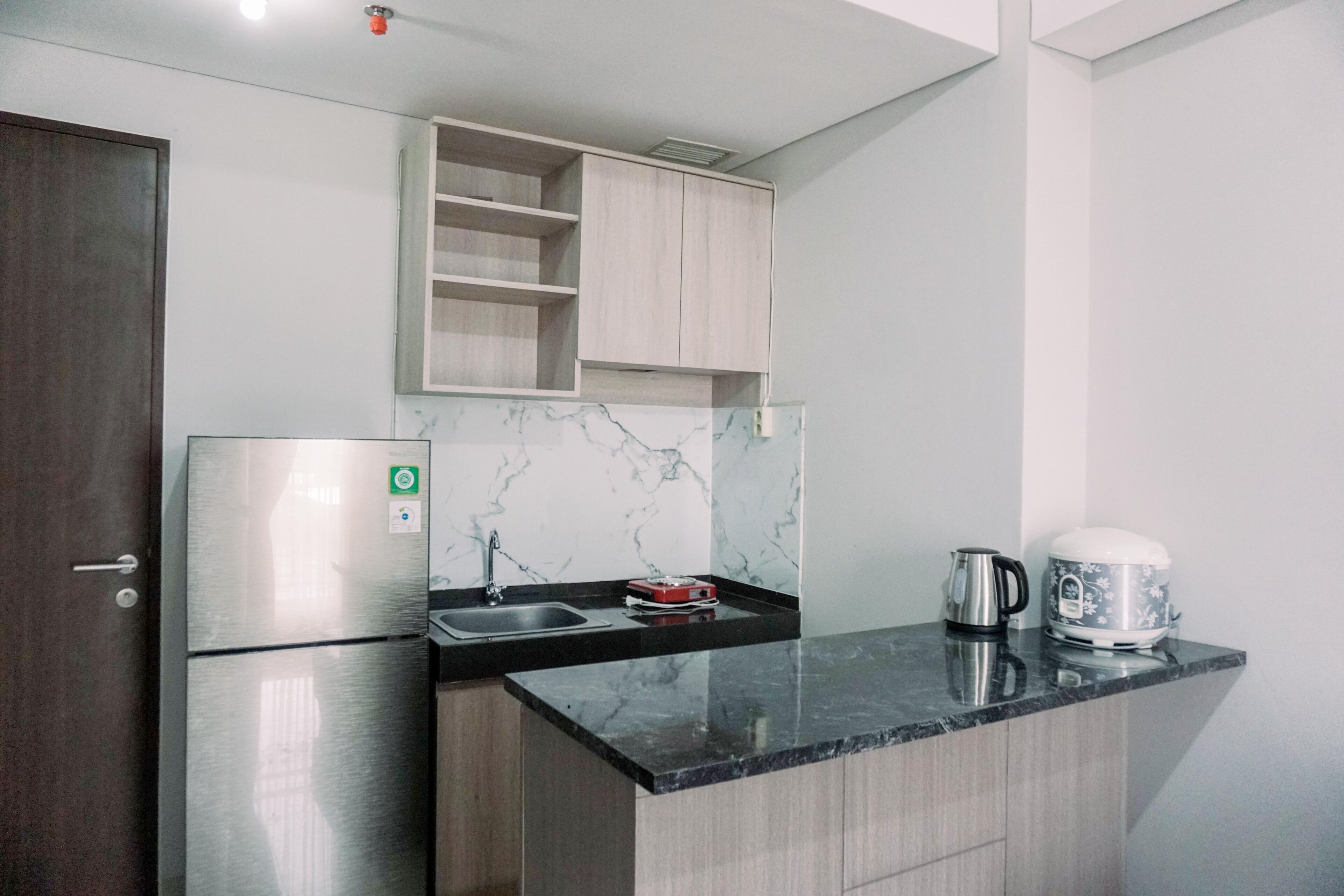 Apartamento | Cozinha privada | Um frigorífico, uma placa de cozinha, uma panela elétrica de arroz 
