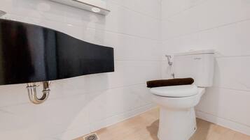 Estúdio, 1 cama queen-size | Casa de banho | Um polibã, toalhas fornecidas, sabão, champô