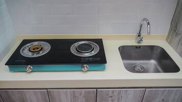 Estúdio | Cozinha privada | Um frigorífico, uma placa de cozinha, uma panela elétrica de arroz