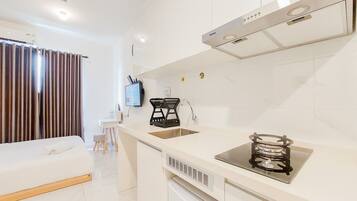 Minifrigorífico, uma placa de cozinha, uma panela elétrica de arroz