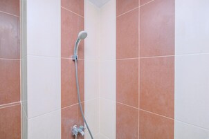 Chuveiro, toalhas de banho, sabonete, shampoo