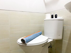Estúdio | Casa de banho | Um polibã, toalhas fornecidas, sabão, champô