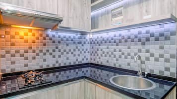 Apartamento | Cozinha privada | Um frigorífico, uma placa de cozinha, uma panela elétrica de arroz