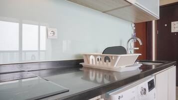 Apartamento | Cozinha privada | Um frigorífico, um micro-ondas, uma placa de cozinha