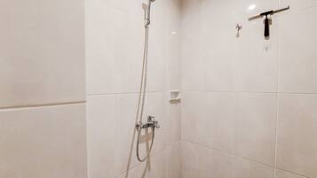 Estúdio | Banheiro | Chuveiro, toalhas de banho, sabonete, shampoo