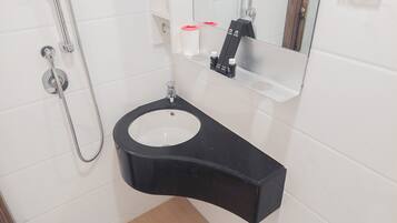 Estúdio | Banheiro | Chuveiro, toalhas de banho, sabonete, shampoo